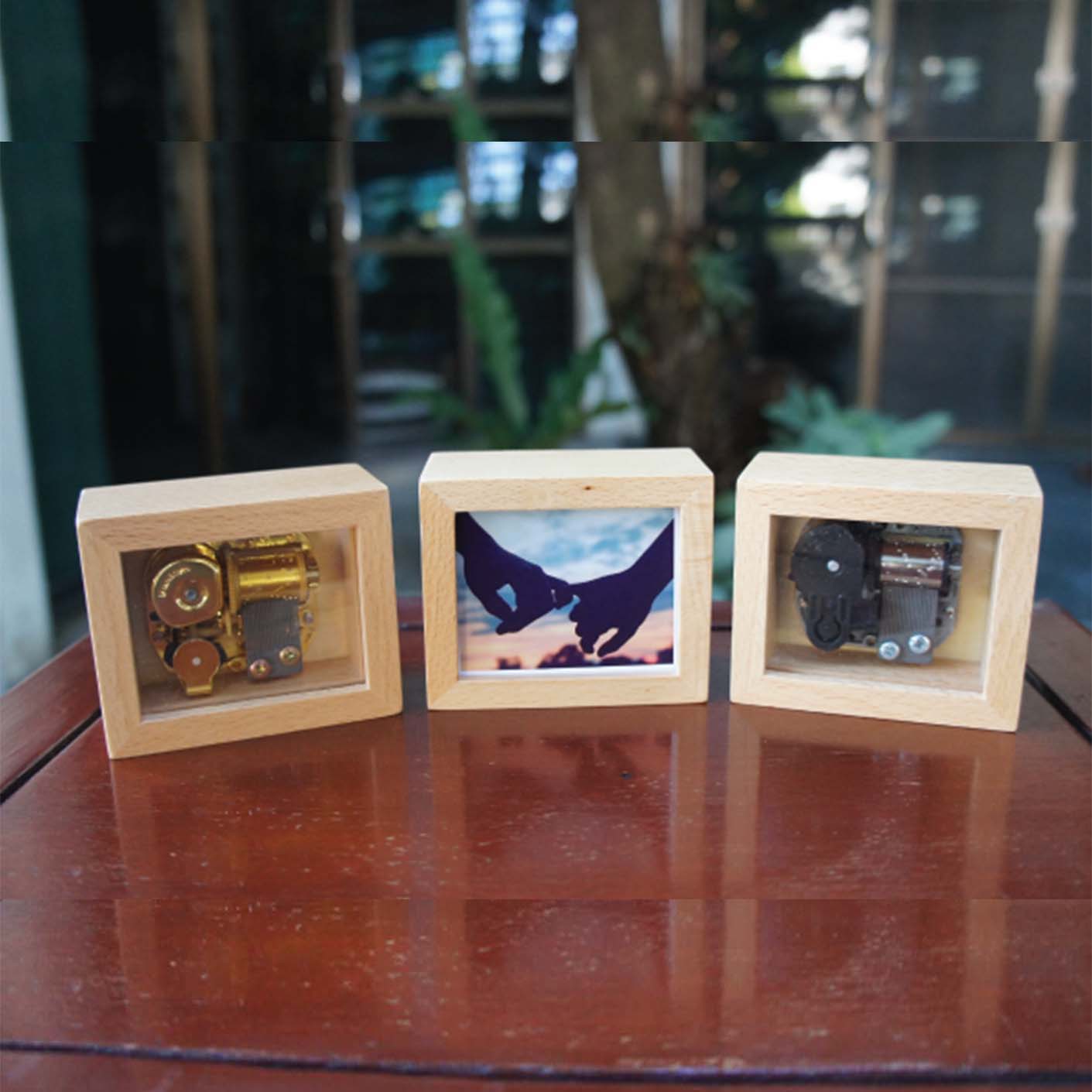 กล่องดนตรีไขลาน Sankyo ในกล่องกรอบรูปไม้ - Fancy Music Box
